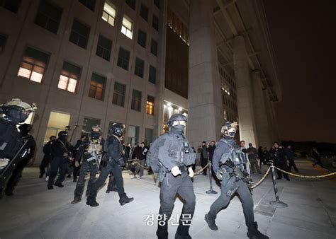 파업상태 아닌 ‘전공의 콕 찝어 비상계엄령에··· 일부 의료인 신변위협 느껴 피신까지