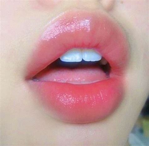 𝚙𝚊𝚕𝚎 𝚊𝚗𝚍 𝚙𝚒𝚗𝚔 Pink Lips Glossy Lips Makeup Lips