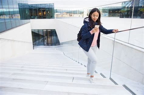 Free Photo Lady Tourist Using Gps Navigation On Smartphone