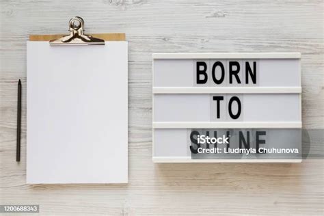 현대 보드에 빛을 태어난단어 흰색 나무 배경에 종이의 빈 시트와 클립 보드 상단보기 오버 헤드 위에서 평평한 누워 공간을 복사합니다 0명에 대한 스톡 사진 및 기타 이미지