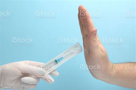 장갑 손에 주사기를가지고가 라 파란색 배경에 아무 주입 텍스트의 공간을 복사 합니다 0명에 대한 스톡 사진 및 기타 이미지 0명 간호사 건강관리와 의술 Istock