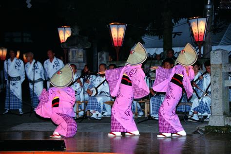 風の街の幻想的な踊りおわら風の盆の楽しみ方 特集 公式富山県の観光 旅行サイトとやま観光ナビ