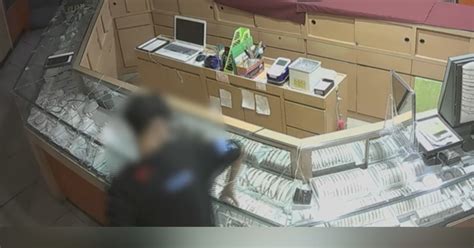 핫클릭 촉법소년 시켜 금은방 털게 한 일당 적발5명 구속 外