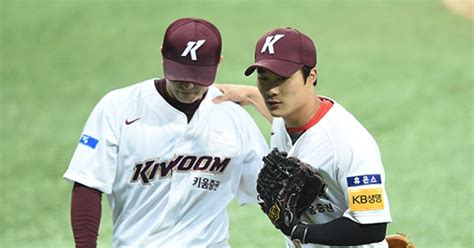 Md포토 최원태에게 사과하는 김하성 실책 미안해