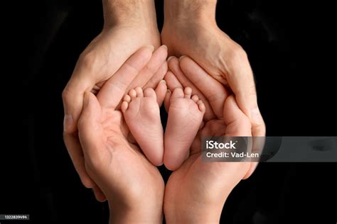 아버지와 어머니는 검은 색 배경에 신생아의 맨발을 잡고 아기의 작은 발 가족 부모 및 숙제 개념 건강 관리 소아과 3 명에 대한 스톡 사진 및 기타 이미지 Istock