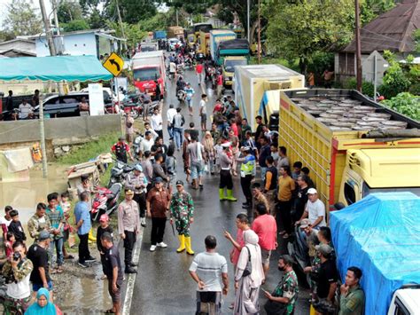 Banjir Di Aceh Tamiang Jalan Lintas Aceh Sumut Lumpuh Total Merdeka