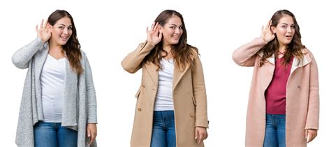 아름 다운 콜라주 플러스 크기 여자와 웃 고 고립 된 배경 위에 입고 겨울 재킷 귀는 청각 소문 또는 험담을 듣고 통해 손을 난청 개념입니다 갈색 머리에 대한 스톡 사진 및