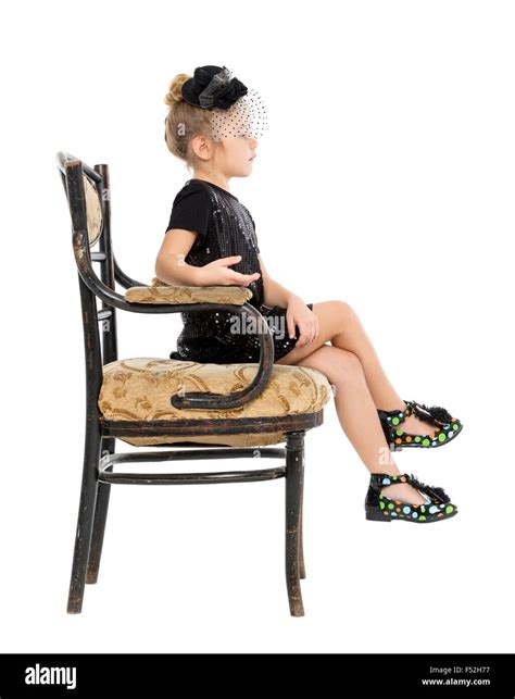 Petite Fille Assise Sur Une Chaise Banque Dimages Détourées Alamy