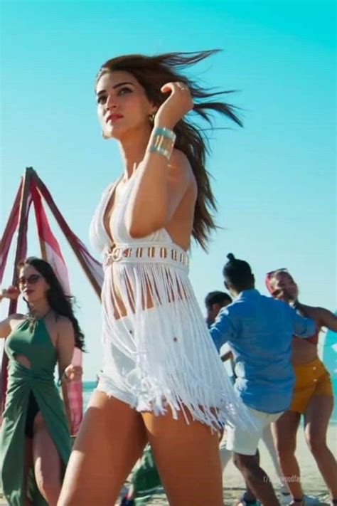 Kriti Sanons Legs Show From The New Movie Rkritisanon