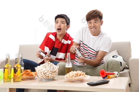 青年男人玩游戏 包图企业站
