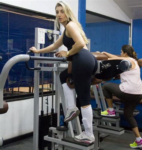 Gatas São Clicadas Malhando Na Academia Veja