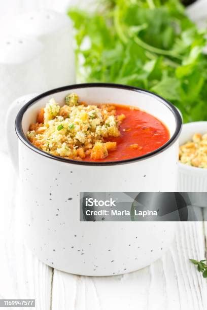 화이트 머그잔에 토마토 크림 수프 향기로운 빵 부스러기 올리브 오일컵에 빨간 뜨거운 수프 나무 배경에 채식 야채 점심 가스파초에 대한 스톡 사진 및 기타 이미지 Istock
