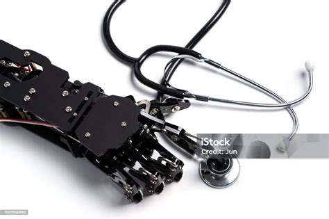 청진기를 가진 실제 로봇 손 의학에서 인공 지능과 로봇의 개념 0명에 대한 스톡 사진 및 기타 이미지 0명 개념 개념