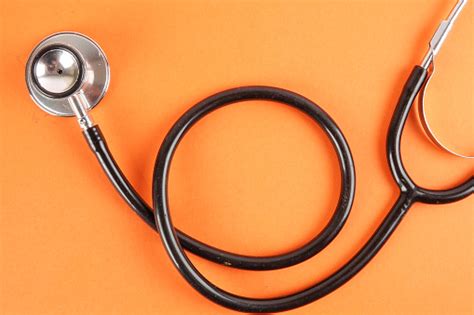 청진기 주황색 배경에 고립 된 주사기와 의료 개념 공간 복사 0명에 대한 스톡 사진 및 기타 이미지 0명 개념 건강관리와