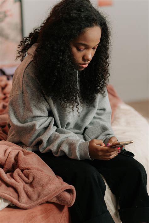 Girl Scrolling Photos Download The Best Free Girl Scrolling Stock