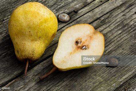 Pears 한 압살했다 벤치 0명에 대한 스톡 사진 및 기타 이미지 0명 건강한 식생활 과일 Istock