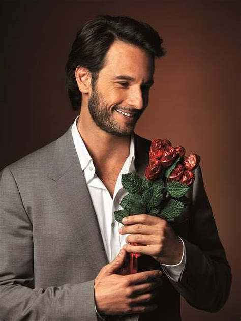 Rodrigo Santoro é Esperado Na Banheira Por Amiga Em Campanha De Dia Dos