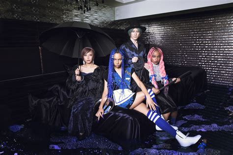 女王蜂、最新アルバム「bl」封入応募特典は撮影okのスペシャルライブ Musicman