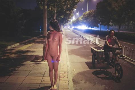 Ảnh sex chụp công khai ngoài đường