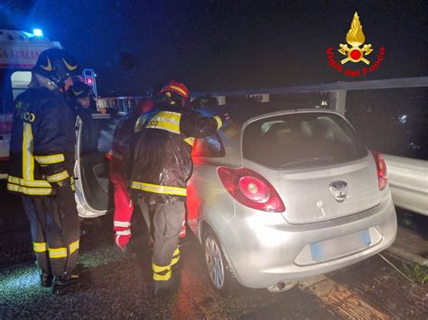 Contro Il Guardrail In Autostrada A16 Paura Per Una Donna Irpinianewsit