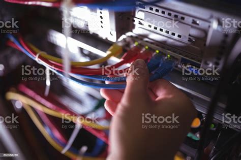 클로즈업의 기술자를 연결 해 패치 케이블 랙에서 장착 서버 서버실에 대한 스톡 사진 및 기타 이미지 서버실 클로즈업 검사 보기 Istock