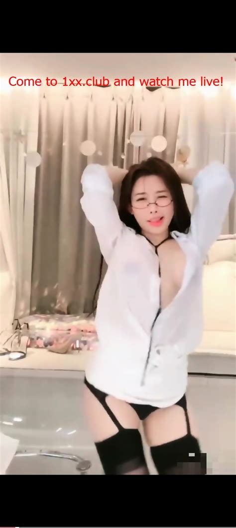 Une Belle Fille Montre Son Corps En Direct Eporner
