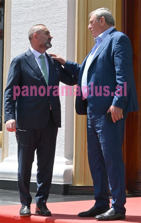 Fotot Nga Paparazzi Ulsi Manja Nuk Njeh Armiq Por Vetëm Miq