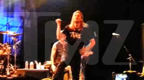 Puddle Of Mudd Lead Singer Wes Scantlin Goes Ballistic On Stage Video