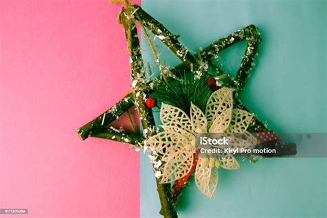 큰 장식 아름 다운 나무 크리스마스 스타 전나무 가지와 배경에 축제 새 해 행복 한 블루 핑크 즐거운 막대기의 자 출현 화 환 휴일 훈장 0명에 대한 스톡 사진 및 기타