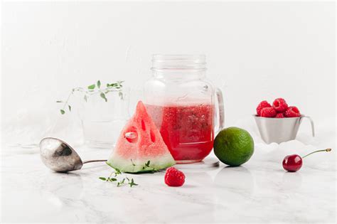 라임 주스 생강과 대리석 테이블과 흰색 배경에서 꿀 수 박과 딸기 레모네이드 상쾌한 유리 항아리 컵 여름 음료 개념입니다 공간 복사 건강한 식생활에 대한 스톡 사진 및 기타