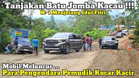 Mobil Meluncur Pengendara Pemudik Kesulitan Lewati Jalan Licin Batu