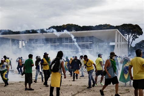 Miles De Seguidores De Bolsonaro Asaltan Con Violencia Las Sedes De Los