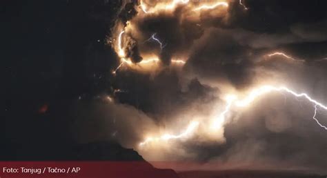 Вулкан избацује пепео 11 километара увис издато црвено упозорење