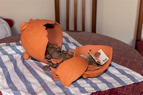 많은 동전과 지폐와 테이블에 깨진 갈색 돼지의 모양의 돼지 저금통 가까운에 대한 스톡 사진 및 기타 이미지 가까운 가득 찬