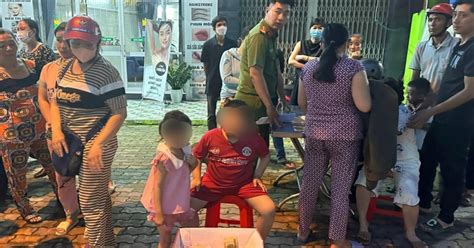 Thắt Lòng Cảnh Người Cha Bán Vé Số Gục Bên đường Con Gái Nhỏ Một Mình