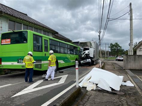 【速報】路線バスと中型トラックが正面衝突 3人を病院へ搬送 トラック運転手が意識不明の重体 富山・南砺市 Tbs News Dig 1ページ
