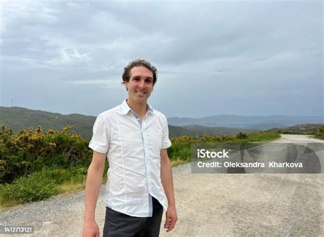 Seorang Pria Prancis Atau Spanyol Yang Tampan Dengan Kemeja Putih