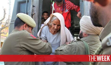 Thousands Flee Border Villages As Firing Continues Between India Pak