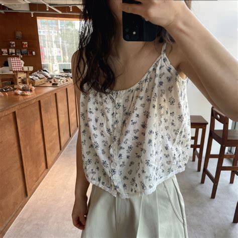 스테이데이 끈조절 플라워 레이스 이너 나시 블라우스