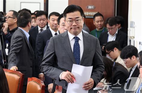 긴급 기자회견 주재하는 박찬대 원내대표 뉴스1