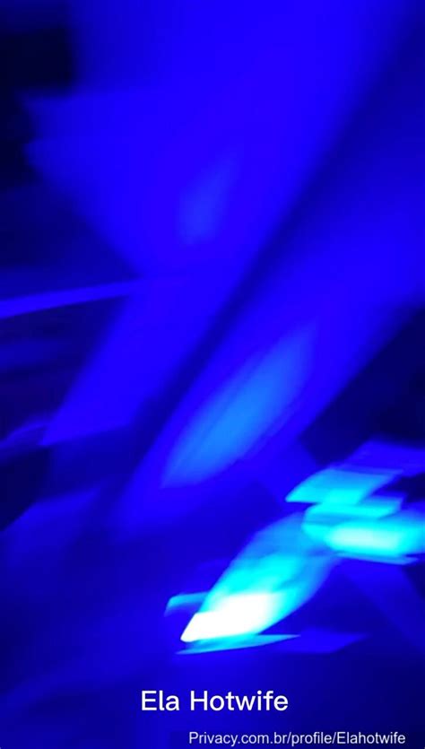 딱딱한 자지를 빨고 있는 탐욕스러운 갈색 머리 Cnn Amador