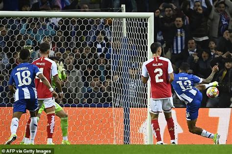 Porto 1 0 Arsenal Gunners Rocked By Galenos 94th Minute Screamer As