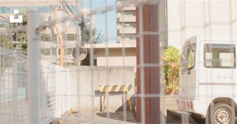 고층 건물 옆 주차장에 주차된 흰색 트럭 사진 Unsplash의 무료 도시 이미지