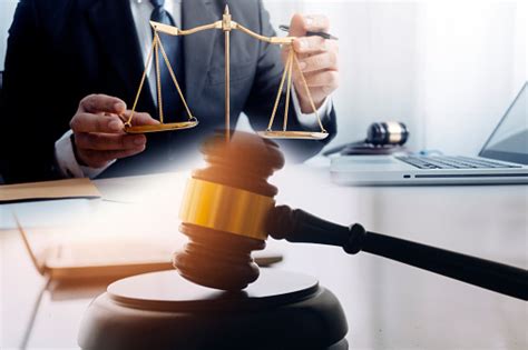 법률 서적과 법률 회사 도서관의 책상에있는 정의의 척도 법학 법률 교육 개념 개념에 대한 스톡 사진 및 기타 이미지 개념