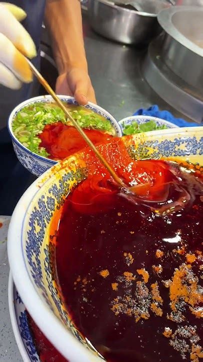 甘肃兰州特色早餐，8元一碗辣子牛肉面，10勺辣子，看着就过瘾 抖音美食推荐官 路边摊美味 谁懂这一口的好吃程度 兰州美食兰州牛肉面