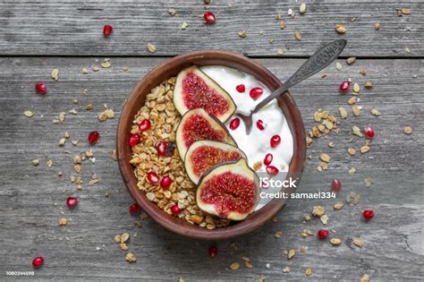 건강 한 아침 식사에 대 한 소박한 나무 배경 너트 무화과 석류 씨앗 요구르트와 귀리 그 라 놀라의 그릇 0명에 대한 스톡 사진