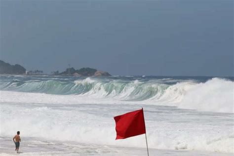 Marinha alerta para ondas de até 3 metros no litoral norte de SP