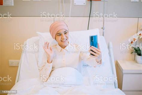 아시아 암 여성 환자가 가족 및 친구와 화상 통화를하는 경우 암에 대한 스톡 사진 및 기타 이미지 암 환자 30 34세