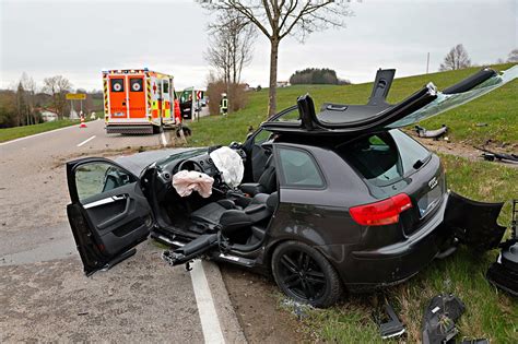 Altusried Pkw Prallt Gegen Baum Fahrer Schwer Verletzt Im Fahrzeug