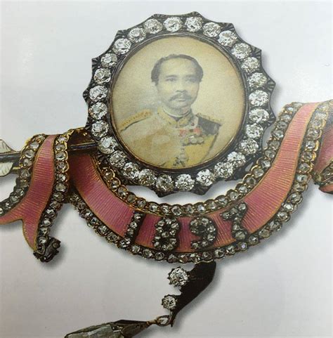 ของสวยงามในแผ่นดินพระพุทธเจ้าหลวง ล็อกเกตที่ระลึก รัชกาลที่ 5 เสด็จประพาสยุโรป ครั้งที่ 1 พ ศ